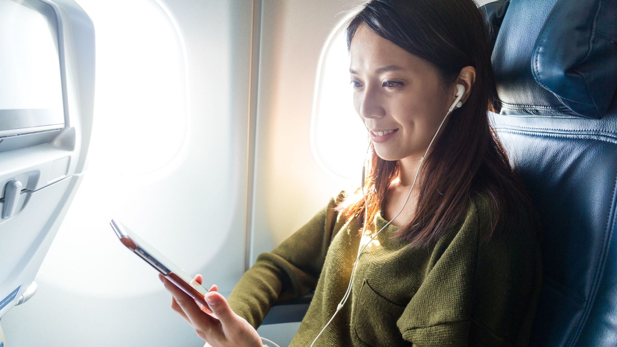 Complete Guide to Using a Cell Phone on a Plane - Nomad Veronica
