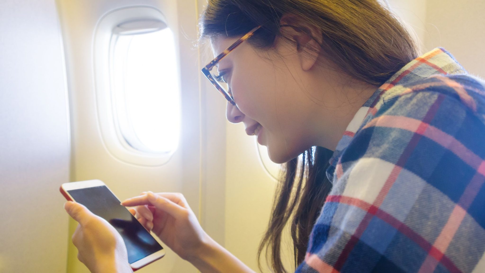 Complete Guide to Using a Cell Phone on a Plane - Nomad Veronica