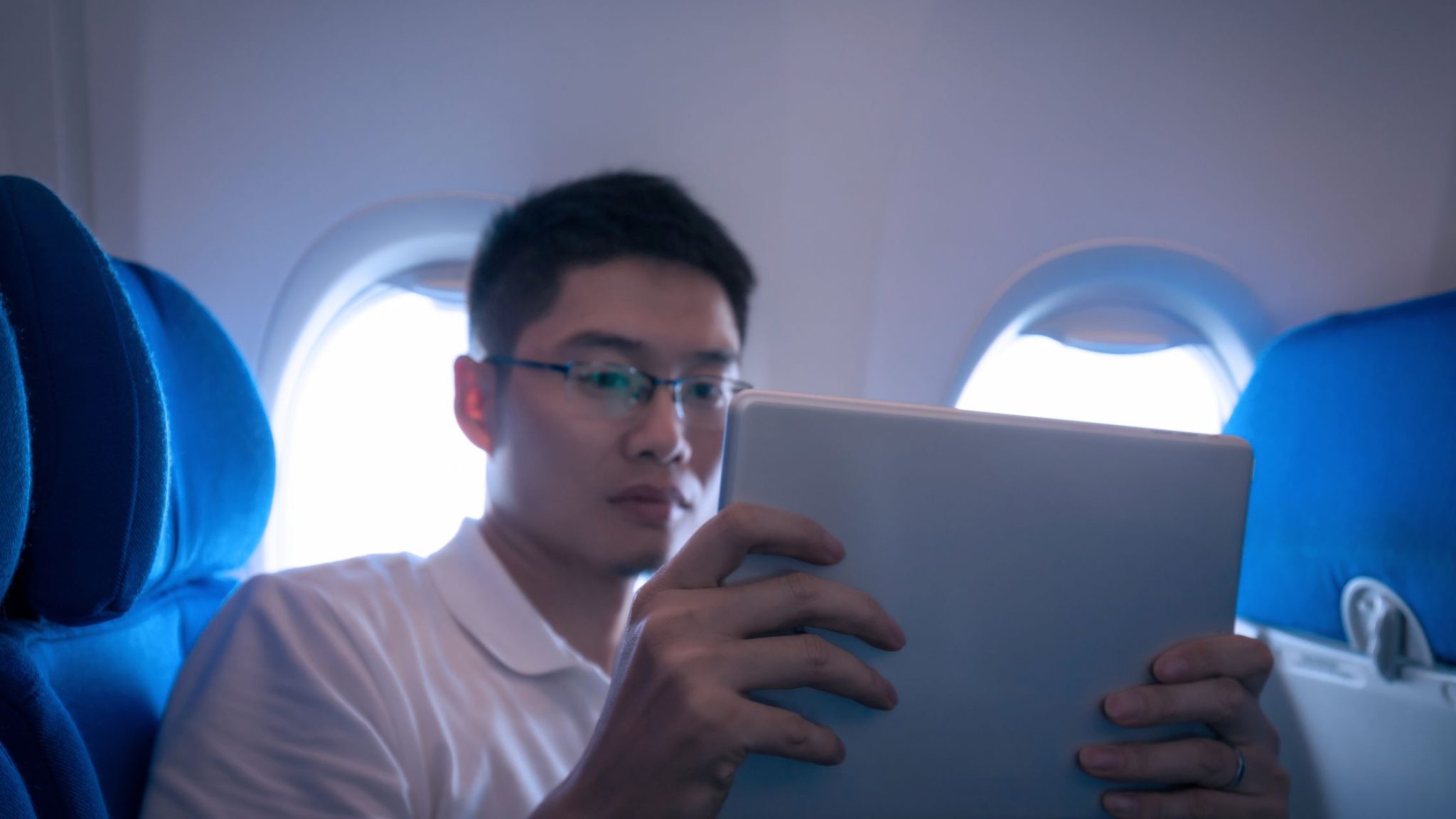 Are You Allowed to Use an iPad on a Plane? - Nomad Veronica
