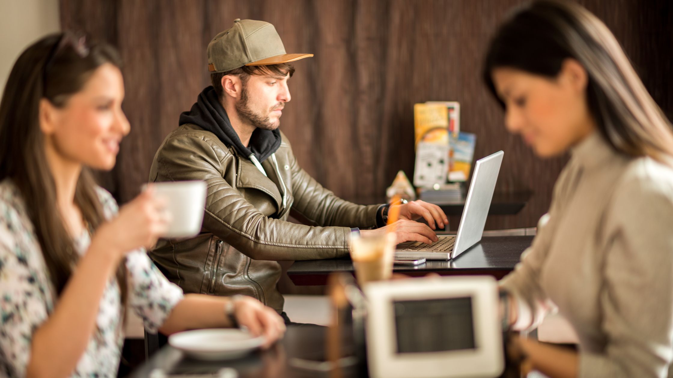 Maintaining Long-Distance Relationships While Living Nomadically ...