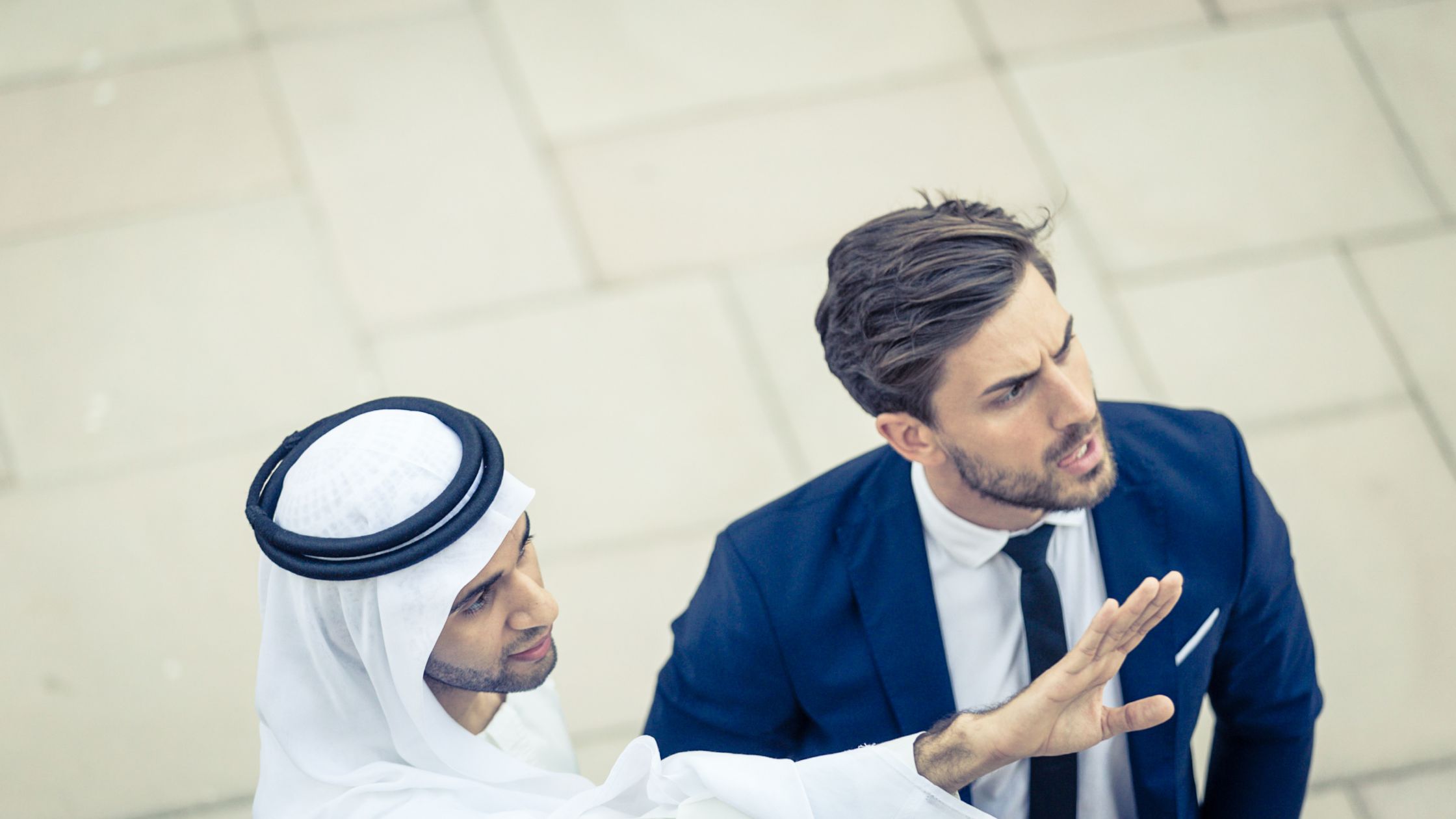 Nomad vs. Expat: Understanding the Differences - Nomad Veronica