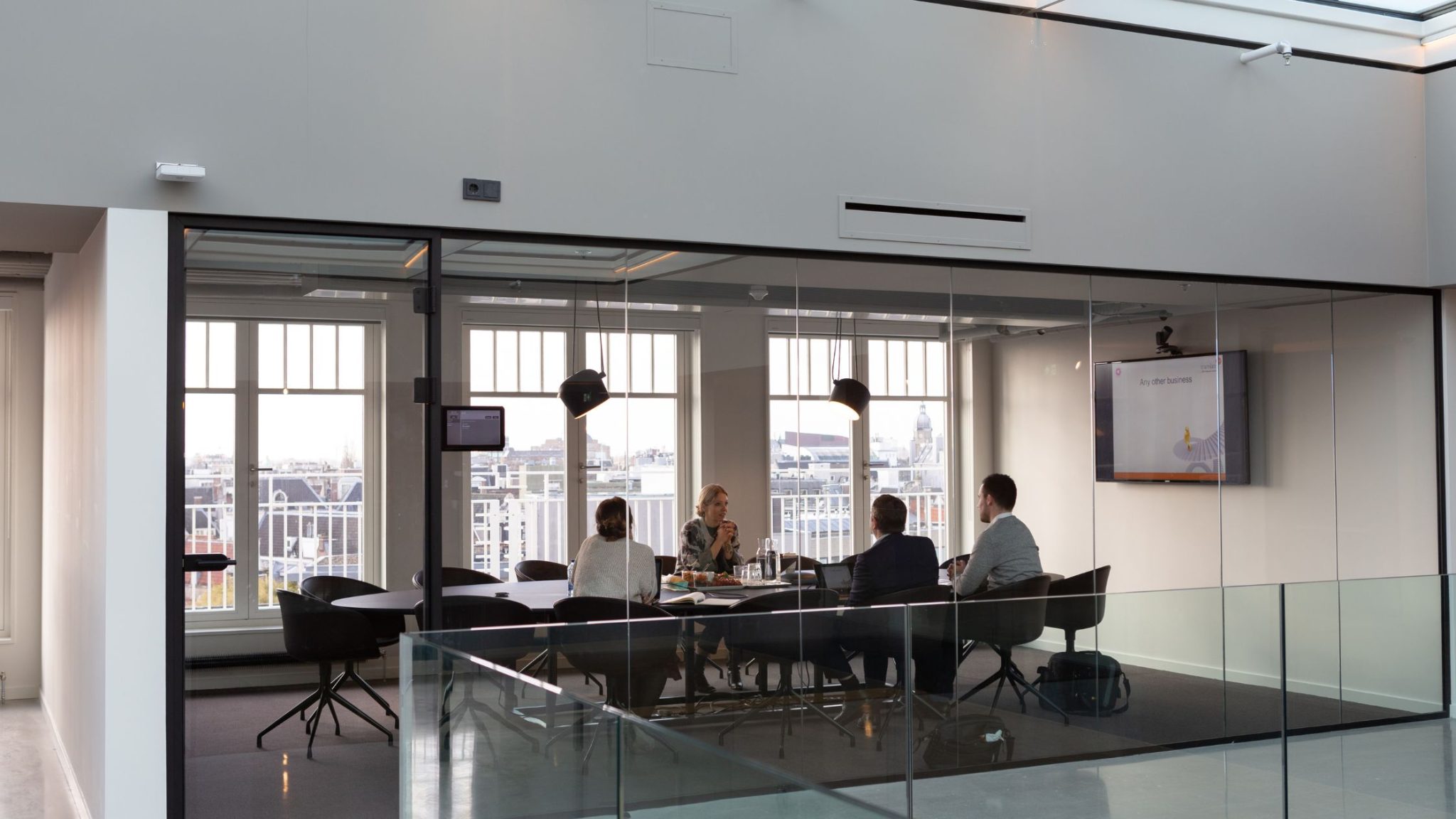 Intrinsic vs Extrinsic Motivation in the Workplace - Nomad Veronica