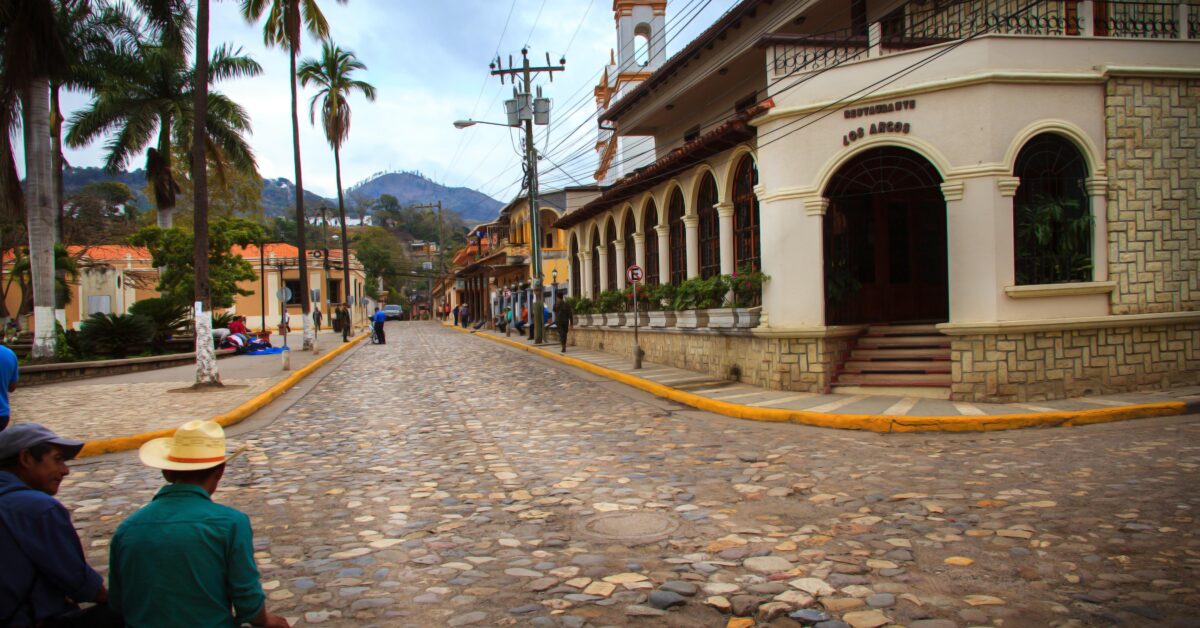 Living as an Expat in Honduras [American Expats Guide] - Nomad Veronica